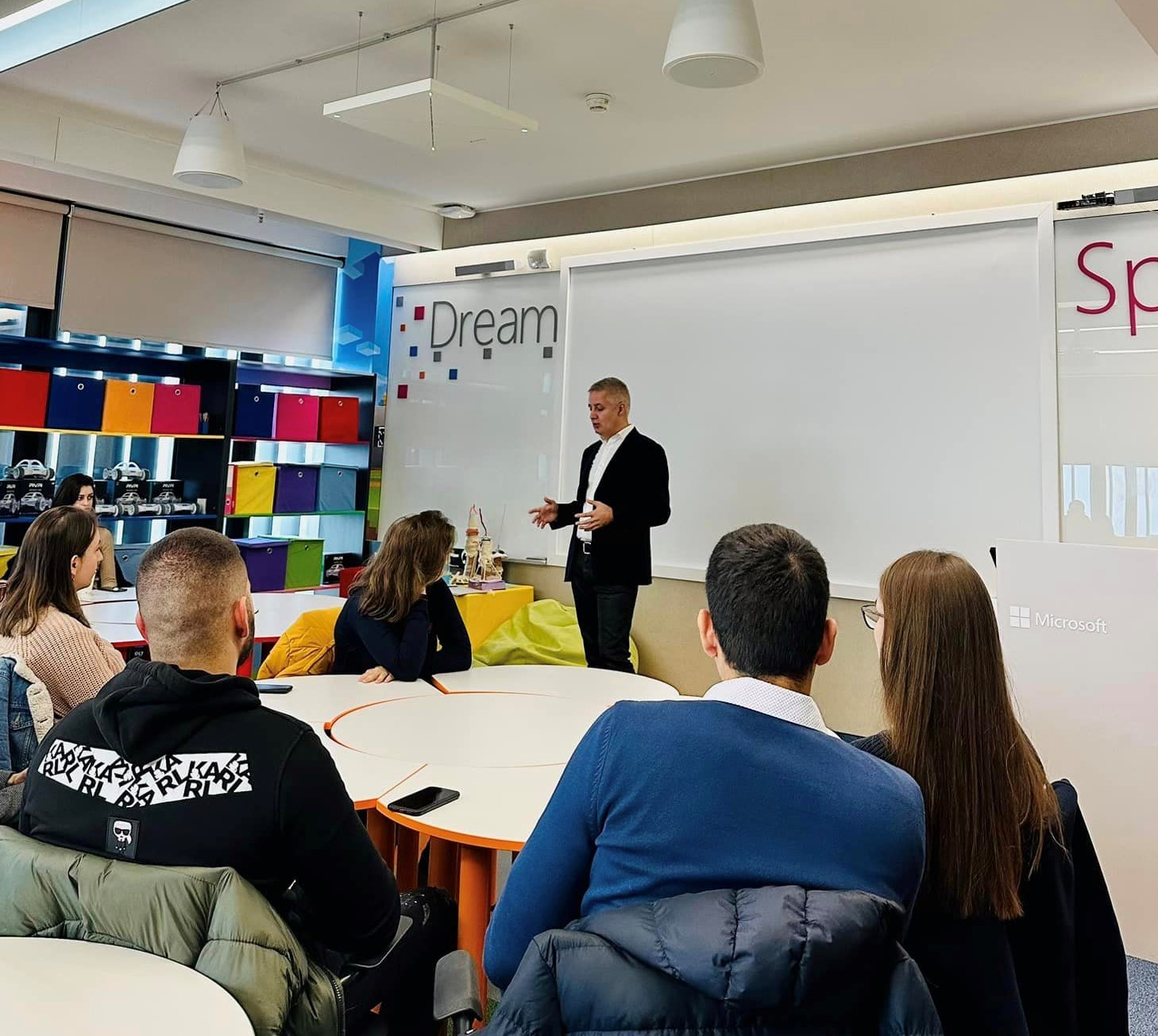 УНСС Разглеждате снимки от Наши студенти първи посетиха новооткрития иновативен център на